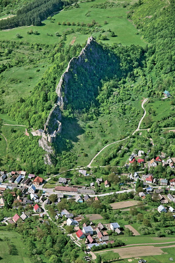Zamek w Lednicy - Slovakia.travel